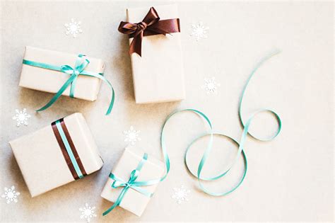 크래프트 페이퍼에 싸여 네 개의 선물 상자와 크리스마스 배경 0명에 대한 스톡 사진 및 기타 이미지 0명 갈색 공휴일 Istock