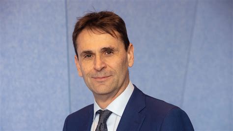 Да плуваш в бурните силициеви води Asml застава в центъра на войната за чипове Profit Bg