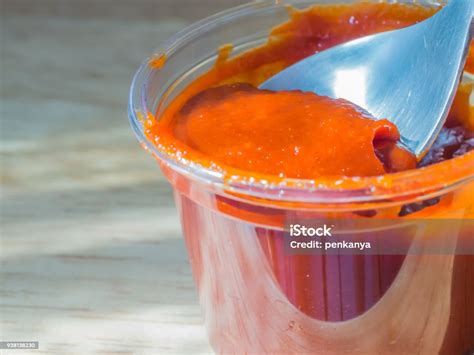 플라스틱 상자와 숟가락에 고추장의 근접 촬영 또는 한국어 레드 칠리 붙여넣기 건강한 식생활에 대한 스톡 사진 및 기타 이미지 건강한 식생활 건조한 고추류 Istock