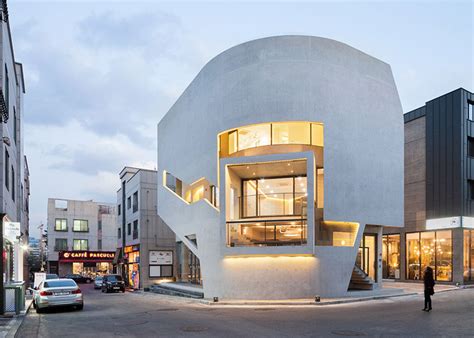 moon hoon s k pop curve has a boxy viewing platform and a curved wall