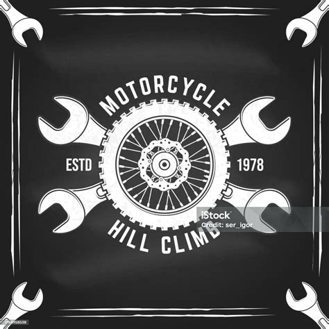 오토바이 언덕 등반 로고 배지 칠판에 스티커 벡터 일러스트 레이 션입니다 오토바이 바퀴와 렌치를 사용한 익스트림 스포츠 흑백