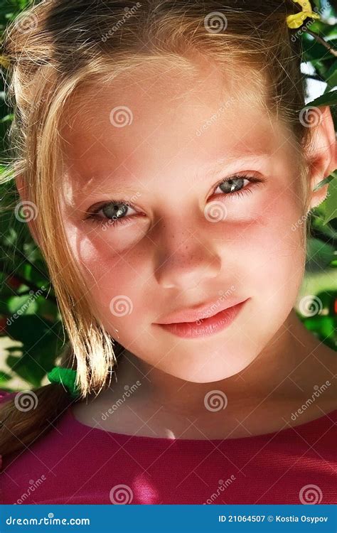 Verticale De La Belle Jeune Fille Image Stock Image Du Caucasien Freckles