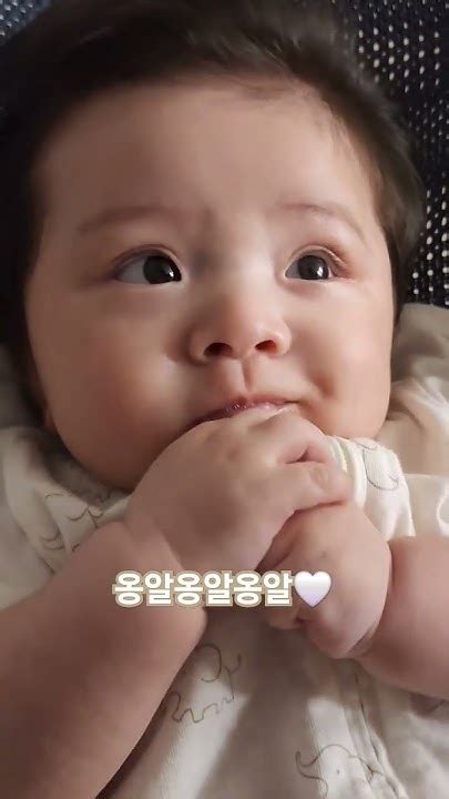 두손 모은 너의 손 귀여운 입술 아주 완벽 Youtube