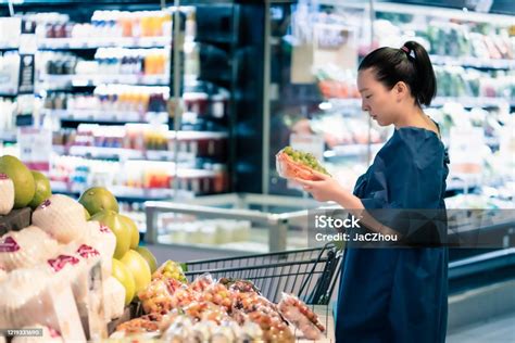아시아 임산부 식료품 슈퍼마켓에서 쇼핑 하 고 병에 소스를 선택 상점에 대한 스톡 사진 및 기타 이미지 상점 쇼핑 여자 Istock