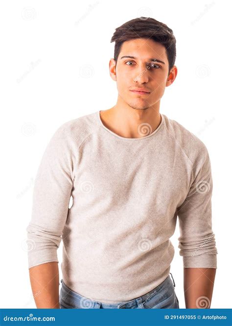 Foto De Un Hombre Posando En Una Camisa Blanca Para Un Retrato Imagen