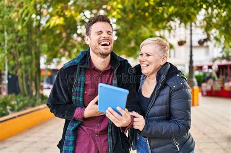 Madre E Hijo Sonriendo Confiados Usando Touchpad En El Parque Foto De Archivo Imagen De