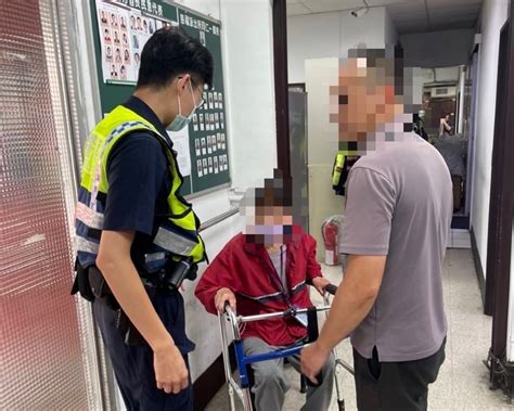 正午身體不適蹲坐路旁 三重警及時助8旬翁返家