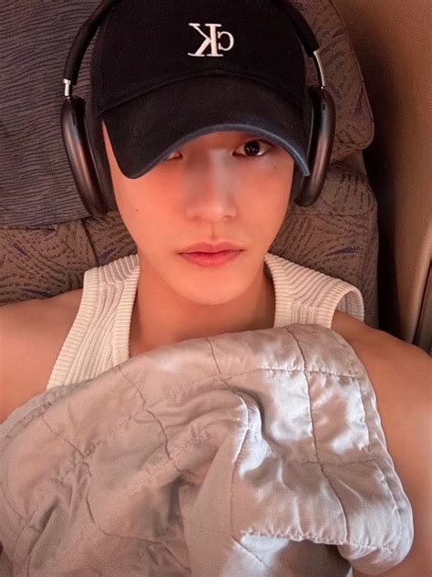 [잡담] 김지웅 이런 셀카 가져오면 어쩌자는거야 인스티즈 Instiz 연예 카테고리