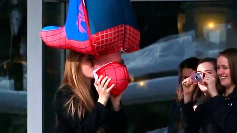 [video] Alumnas Recrearon Beso De Spiderman En Universidad