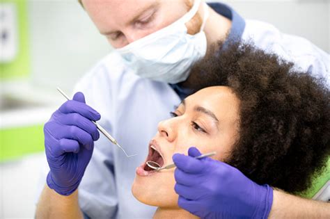 치과 검사를 수행 하기 위해 굴 삭 기 낫 프로브와 입 거울을 사용 하 여 치과 의사 2명에 대한 스톡 사진 및 기타 이미지 2명 각경 건강 진단 Istock