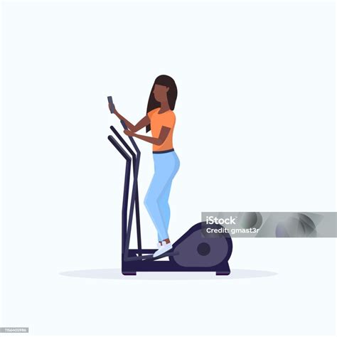 여자 훈련 에 스테퍼 러닝 머신 아프리카계 미국인 소녀 를 사용 하 여 스마트폰 동안 운동 하는 동안 체육관 디지털 가제트 중독 개념 평면 전체 길이 흰색 배경 스포츠