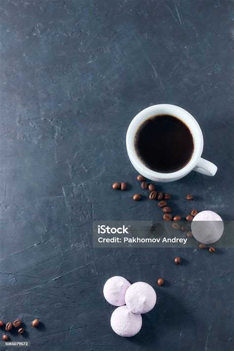 아침 검은 콘크리트에 구운된 머 랭과 향기로운 커피 위에서 볼 수 있습니다 공간에 복사 합니다 흩어져있는 커피 콩 광고에 대 한 공간입니다 0명에 대한 스톡 사진 및 기타