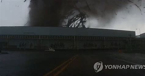 강풍에 날아가는 현대제철 지붕