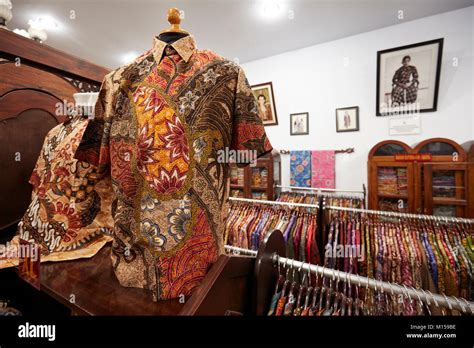 Soie Chemise Batik Indonésien Traditionnel Sur Un Mannequin Dans La