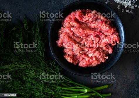 신선한 생 미 체 다진 쇠고기 검은 접시에 허브와 향신료가 있는 지 육 가루로 빻은에 대한 스톡 사진 및 기타 이미지 가루로 빻은 고기 어두운 색 Istock