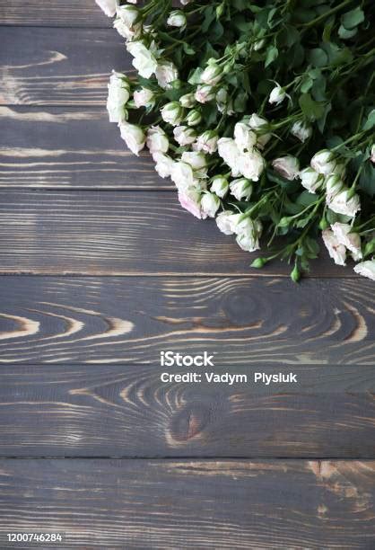 나무 배경에 아름다운 꽃입니다 장미 꽃다발 꽃잎과 완벽한 평면 누워 행복한 어머니의 휴일 엽서입니다 국제 여성의 날 인사말 광고 또는 프로모션을 위한 세련된 아이디어 0명에