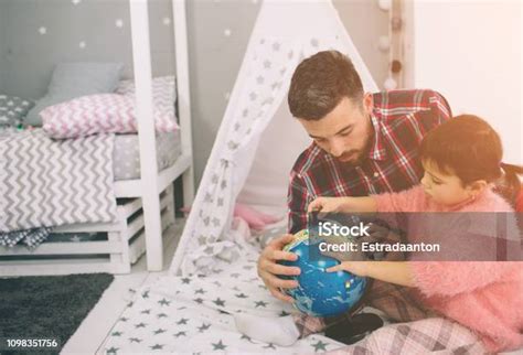 귀여운 작은 딸 하 고 어린이 방에 함께 연주 그녀의 잘생긴 젊은 아빠 후쿠오카현 Dady의 행복 한 가족 그리고 여행 여행