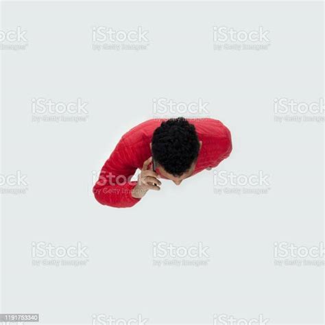 전체 길이 직위 조감도 1인 2029세 성인 잘생긴 사람 흑발 짧은 머리 아프리카 민족 아프리카계 민족 아프리카계 인종 남성 젊은 남성 20 24세에 대한 스톡 사진 및