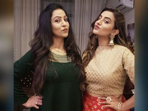 Pics मां पापा की गोद में बचपन के सुकून को ढूंढती दिखीं अक्षरा सिंह