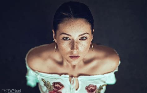 Обои взгляд девушка лицо фон портрет серьги декольте веснушки на