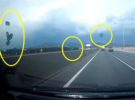 우리나라에 토네이도가고속도로서 날아다닌 플라스틱 박스에 봉변