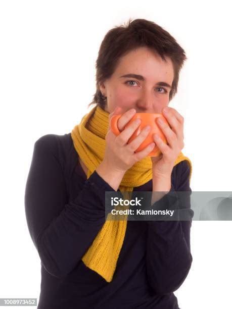 젊은 성인 여자 짧은 머리 빨간 가기 다른 포즈 흰색 바탕에 노란색 스카프와 다양 한 표정 격리 하지 20 29세에 대한 스톡