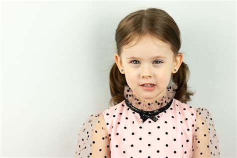 하얀 배경에 폴카 도트 드레스를 입은 입을 벌리고 두 개의 포니 테일을 입은 웃는 어린 소녀 스튜디오 사진 2 3 살에 대한 스톡 사진 및 기타 이미지 Istock