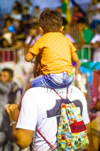 브라질 카니발입니다 삼 바 퍼레이드 학교 아쿠아 나 보카 Avenida 프 이사벨 이사벨라 브라질 2017 년 2 월 28 일에에서에 다중 색상에 대한 스톡 사진 및 기타