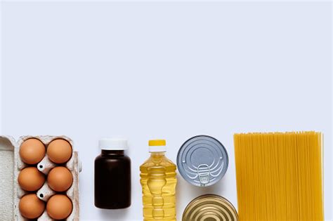 음식 배달 기부 흰색 배경 파스타 통조림 식품 계란 해바라기 기름 알 약 의약품 캔에 식품 공간 평평한 평지 복사 기부함에 대한 스톡 사진 및 기타 이미지 Istock