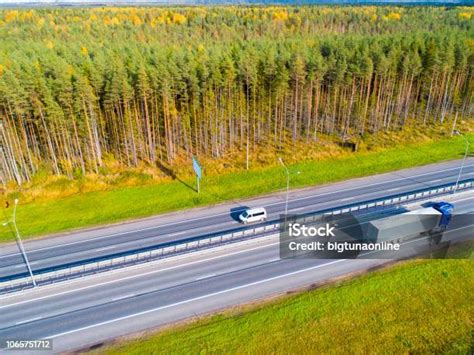 도시에서 고속도로의 공중 전망입니다 자동차 교환 육교를 건너입니다 고속도로 소통량 교환입니다 고속도로의 공중 새의 눈 사진입니다 고속도로입니다 도 교차점입니다 전달 하는