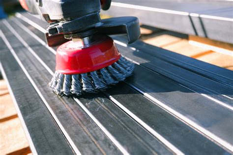 전기 분쇄기로 철을 연마합니다 금속 표면 와이어 클리닝 브러시에서 녹을 청소하기위한 와이어 브러시 페인팅 하기 전에 녹에서 금속 프로파일을 청소 합니다 공장 산업 건물에