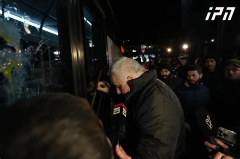 რესტორან „ბაბილოსთან“ სადაც მოსამართლეთა ნაწილი კვლავ რჩება ვითარება რამდენჯერმე დაიძაბა