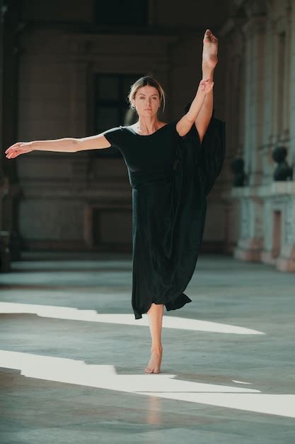 Premium Photo Ballet Dancer Flexible Stretch Fit Woman Body Young