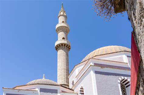 Suleymaniye Mosque의 고층 탑은 그리스 로도스 섬의 지붕 선 위에 투영됩니다 0명에 대한 스톡 사진 및 기타 이미지 Istock