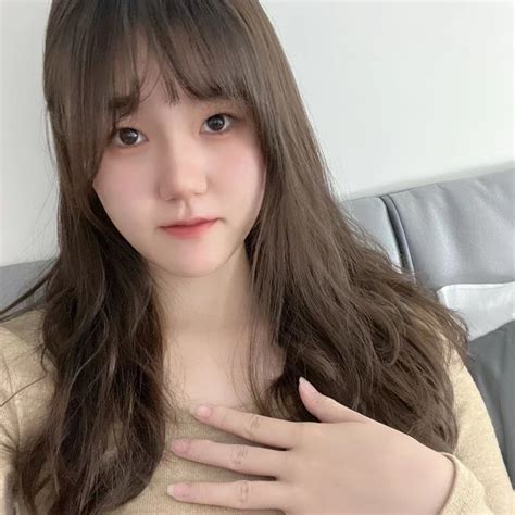 Yuwang On Twitter 老哥投稿邻家小妹，典型的母猪身材，长得也肉肉的，这要是用鸡巴往她肉脸上摩擦得多爽！让她脱光了趴地上就是个天生的炮架子，双手搂着腰使劲从后面怼她骚逼，直接