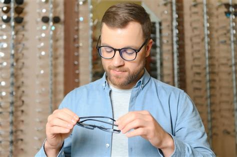 Premium Photo Healthcare Eyesight And Vision Concept Happy Man
