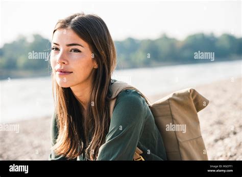 Junge Frau Im Freien Fotos Und Bildmaterial In Hoher Auflösung Alamy