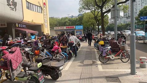 东柳中队开展东柳菜场周边整治工作