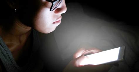 불 끄고 스마트폰 보는데 눈·머리 아프다면 ‘이것 의심