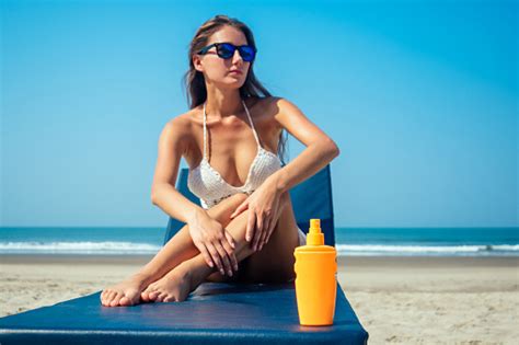 아름다운 젊은 여성이 바다의 몸에 자외선 차단제를 바르고 있습니다 자외선으로부터 보호하고 휴가 중 피부암에 대한 예방 20 24세에 대한 스톡 사진 및 기타 이미지 Istock