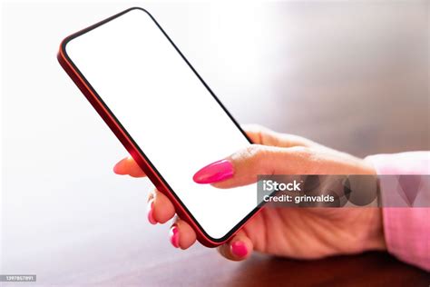 여성의 손에 휴대 전화의 근접 촬영 사진 흰색 빈 화면 모형 손톱에 대한 스톡 사진 및 기타 이미지 손톱 전화 손 Istock