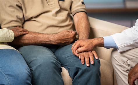 의사와 아내가 손을 잡고 노인을 위로하는 장면을 클로즈업하고 집 소파에 앉아 신뢰 의료 지원 및 상담의 개념 방문에 대한 스톡 사진 및 기타 이미지 Istock