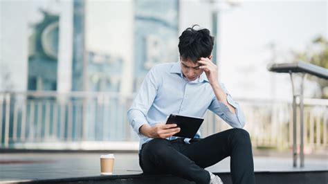 사람들은 실업자 사업가가 계단에 앉아 스트레스를 받고 사업 실패와 실업 문제의 개념입니다 개념에 대한 스톡 사진 및 기타 이미지 Istock