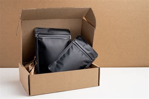 차 커피 스낵 및 화장품을 위한 검은색 패키지가 배경에 있습니다 제품에 대한 브랜딩 및 포장 모형 패킹 근접 촬영 판매용 제품 비어 있음 모형 컷아웃에 대한 스톡 사진 및