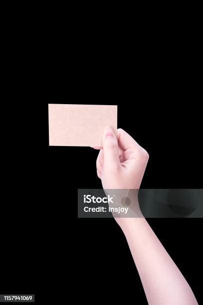 젊은 아시아 깨끗한 소녀 손 보유 빈 크래프트 갈색 종이 카드 템플릿 고립 에 검정 배경 클리핑 경로 클로즈업 조롱 잘라 갈색에 대한 스톡 사진 및 기타 이미지 Istock