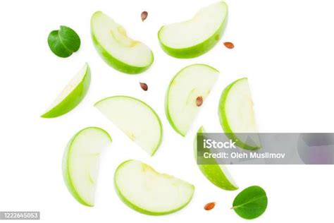 흰색 배경에 고립 된 녹색 잎과 녹색 사과의 조각 맨 위 보기 사과에 대한 스톡 사진 및 기타 이미지 사과 녹색 슬라이스 Istock