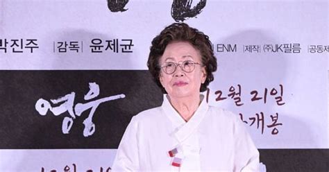 사진 영웅 나문희 한복입고