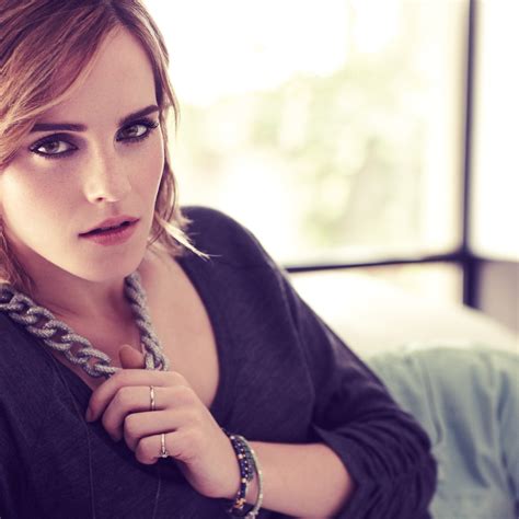 2932x2932 Emma Watson Looking At Viewer Ipad Pro Retina Display Hd 4k