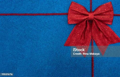 빨간 색조와 활 크리스마스 또는 휴일 파란색 배경입니다 새해 인사말 카드입니다 휴일 새해 또는 다른 휴일 개념 복사 공간이 있는 플랫 레이 스타일입니다 0명에 대한 스톡