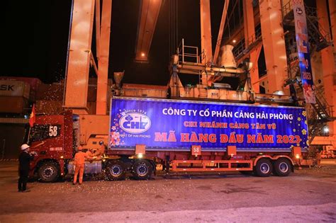 Cảng Hải Phòng đón mã hàng đầu tiên của năm mới